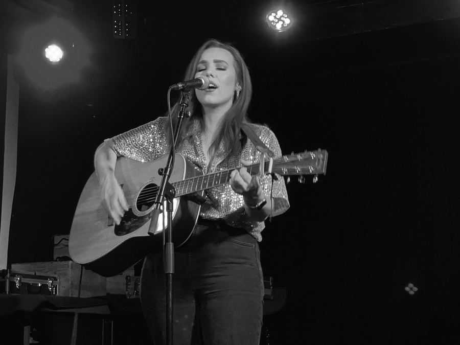 Laura Oakes im Kölner „Blue-Shell“ – CountryHome